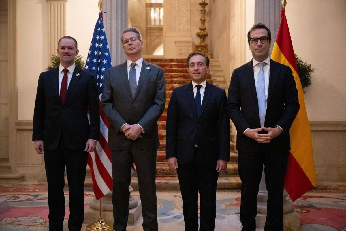 La mano china tras el 'selfie' de Albares y Bessent | Vozpópuli