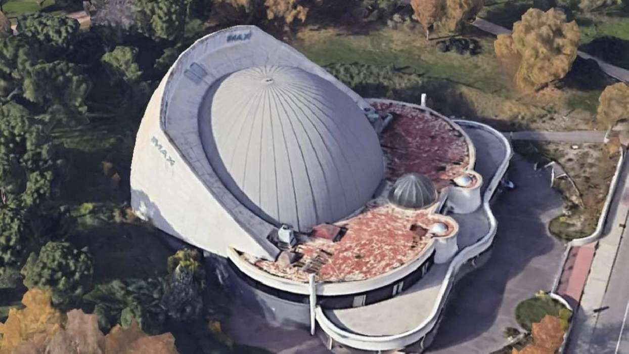 El impactante derribo de la cúpula de IMAX en Madrid tras diez años ...