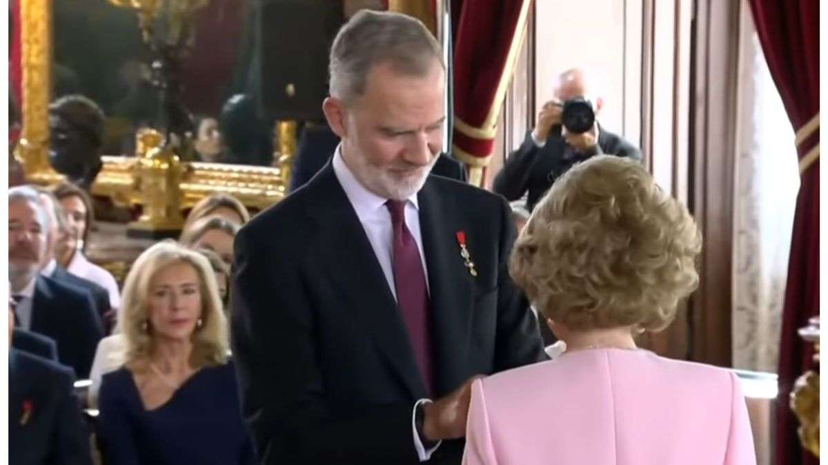 El rey Felipe VI impone el Toisón de Oro a una emocionada reina Sofía y ...