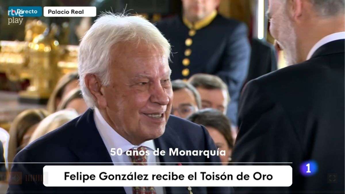 El rey Felipe VI impone el Toisón de Oro a una emocionada reina Sofía y ...