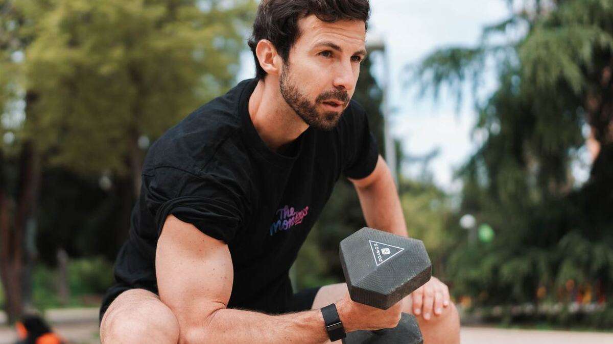 Pesas, mancuernas o kettlebells: ¿Qué es mejor para entrenar fuerza ...