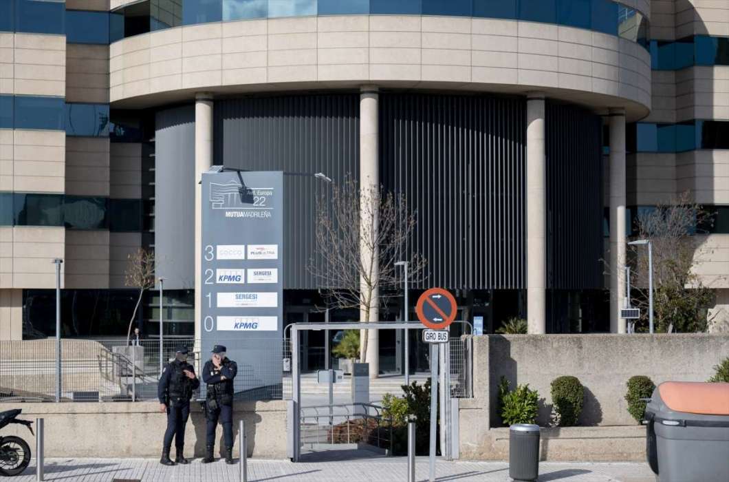 La Policía detiene al propietario y al CEO de la aerolínea Plus Ultra ...