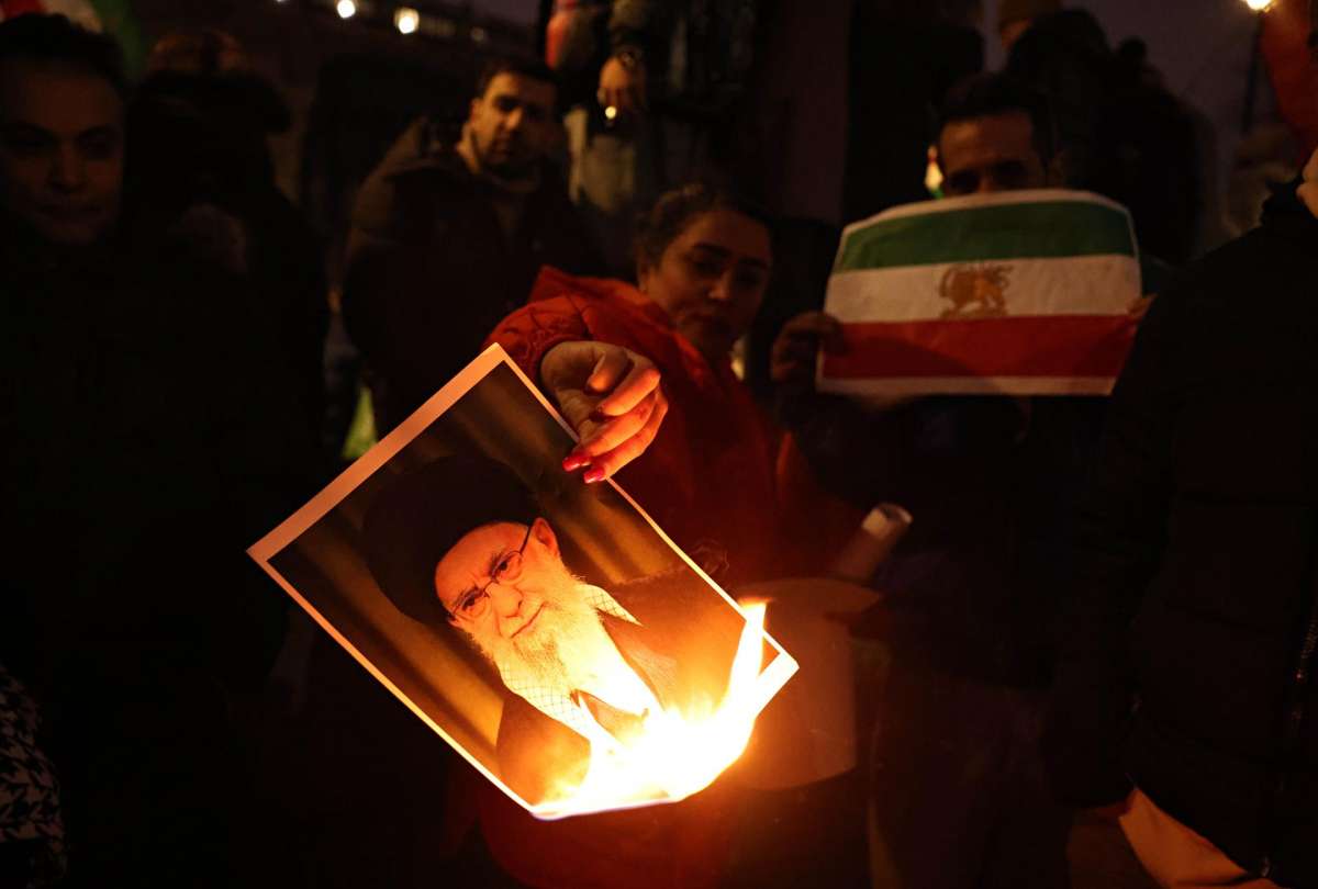 La bandera del león y el sol, el símbolo histórico que desafía al ...
